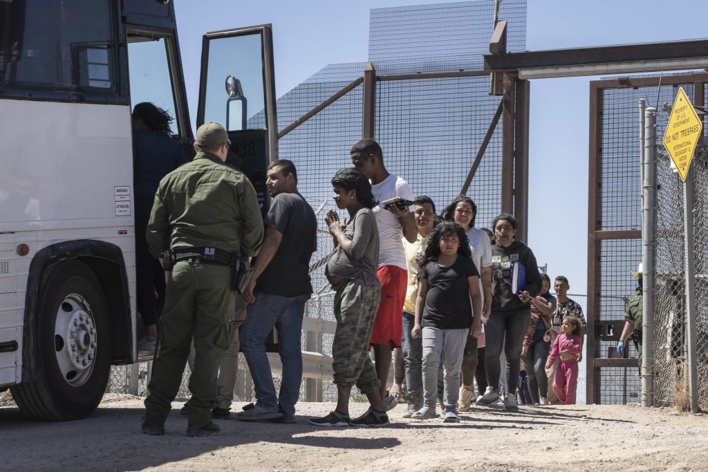 Refugios de inmigrantes están al borde del colapso en El Paso, Texas ...